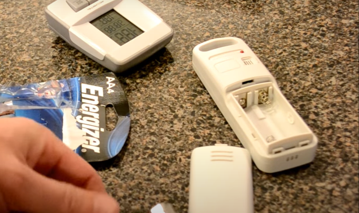 AcuRite 00611A3 Indoor Outdoor Thermometer Review in June 2023 ...