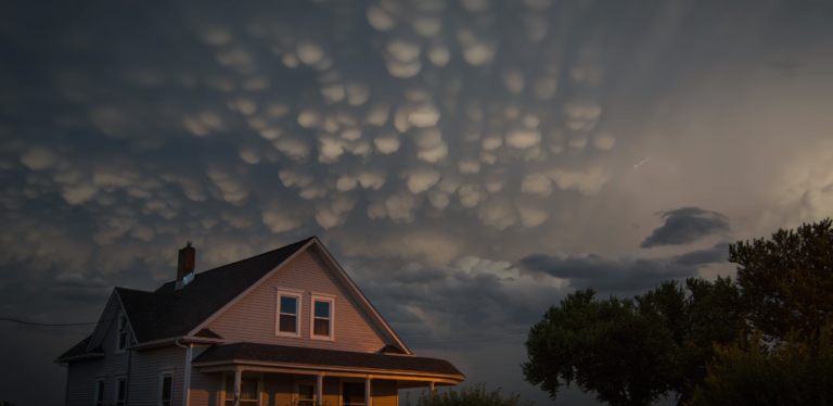 Cyclone vs. Tornado: What’s the Difference? - WeatherStationPro